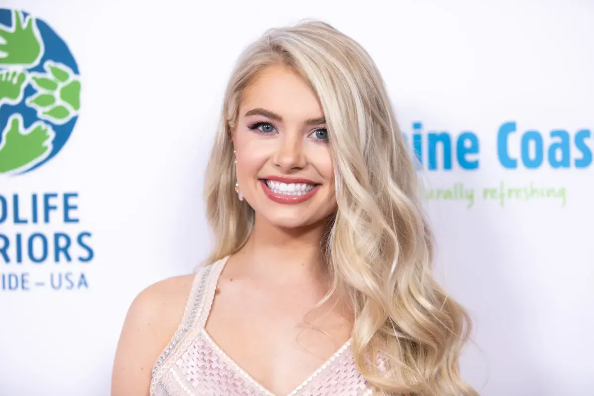 Demi Burnett Age, Height, Weight, Net Worth, Dating, Married, Salary ...