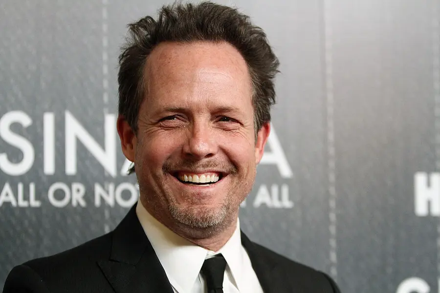 Dean Winters Married Status 2025: Wife, Dating Rumors, Age, Height ...
